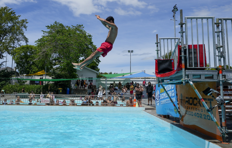 Manu competition makes a splash